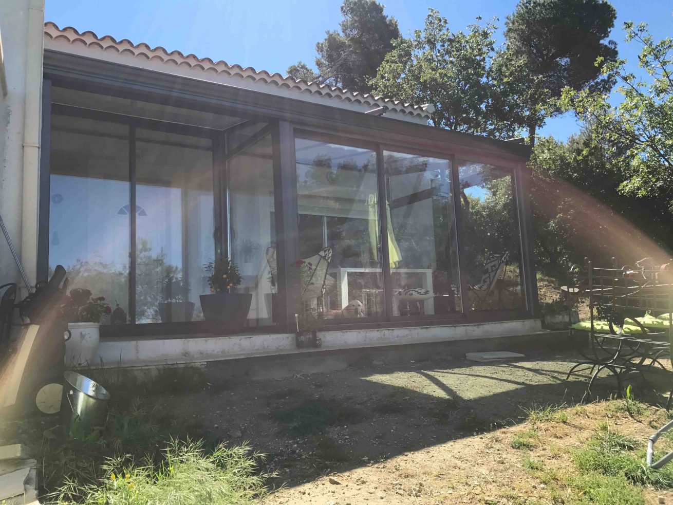 Véranda grise anthracite avec store – Servitec