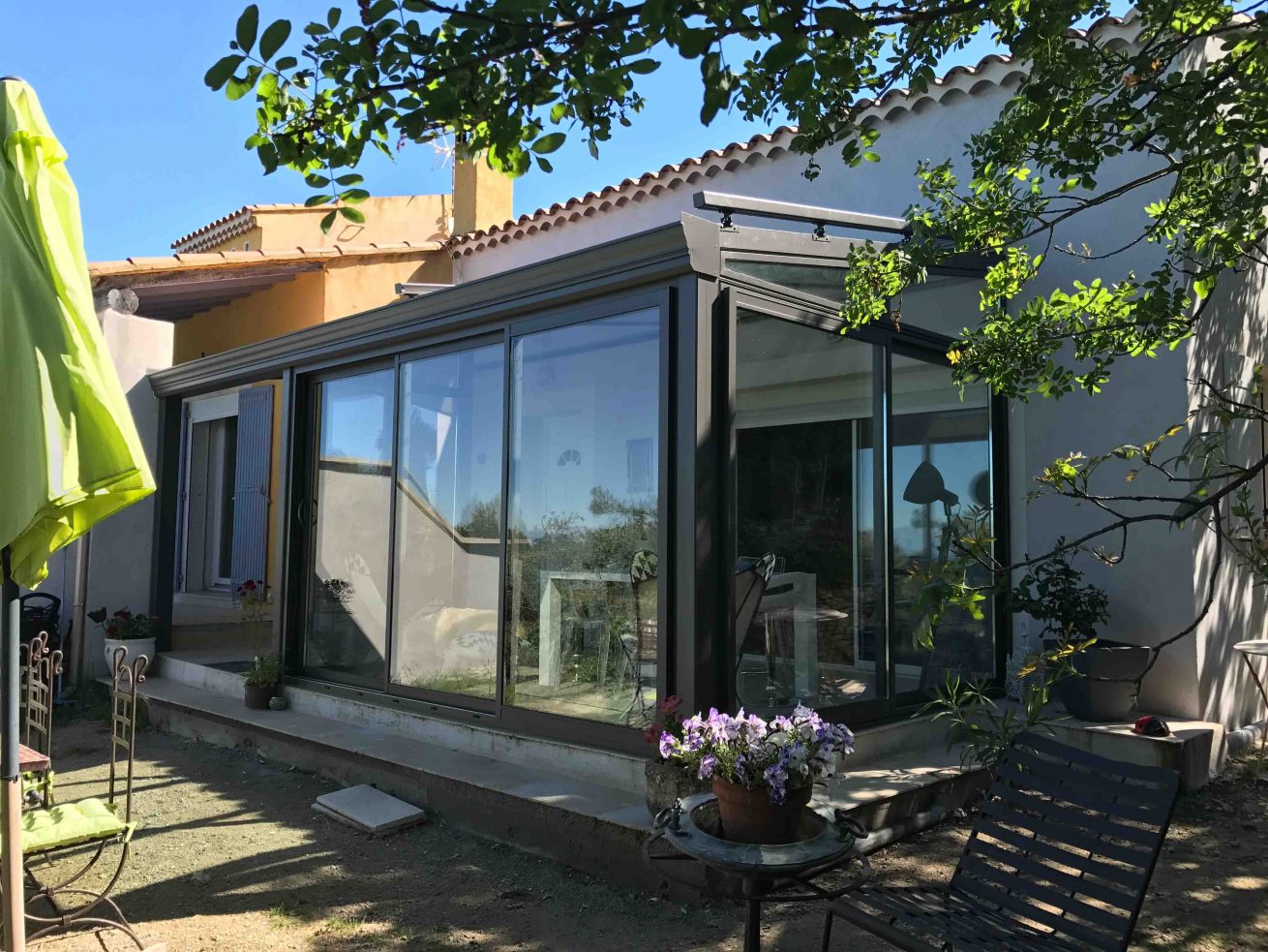 Véranda grise anthracite avec store – Servitec